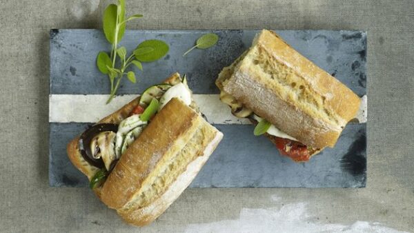 Gegrilde groenten en gerookte mozzarella op een geroosterd Barra Baston ...